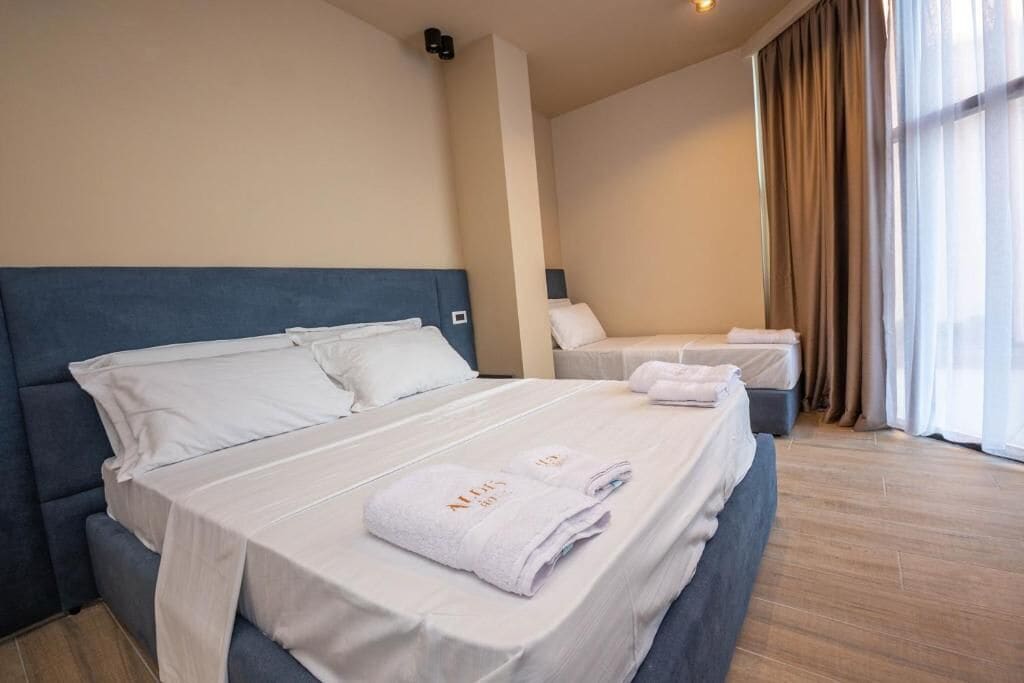 Cofres nos quartos, escrivaninha, cortinas blackout, Wi-Fi de cortesia