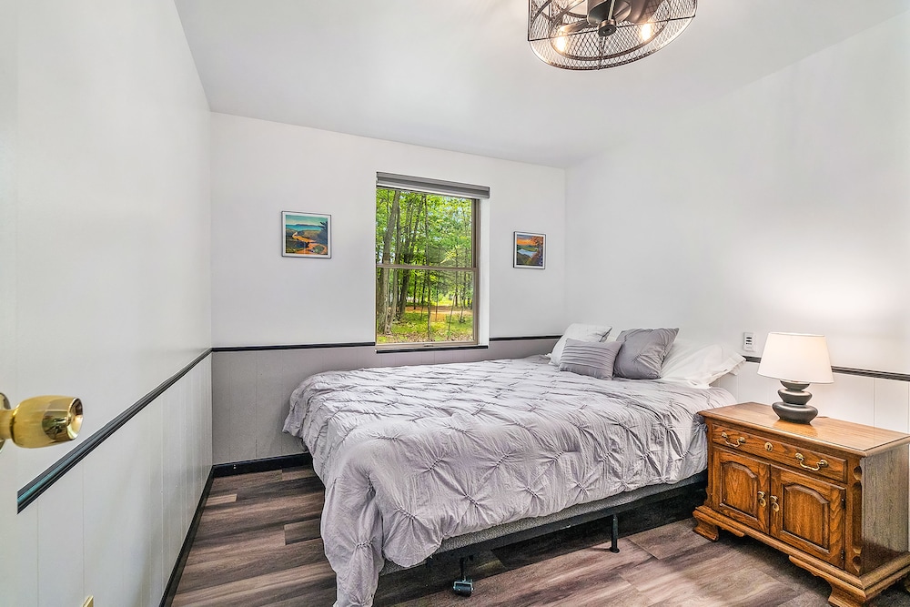 Cardinal Cabin | House In Honor - Beulah, MI