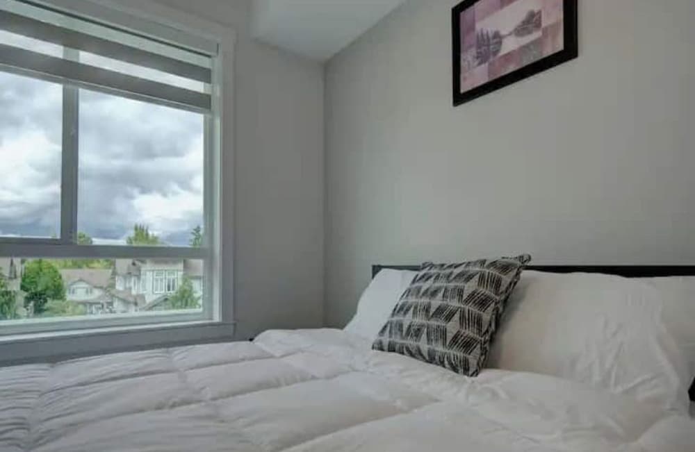 Central Condo With Ac And Private Balcony - Surrey