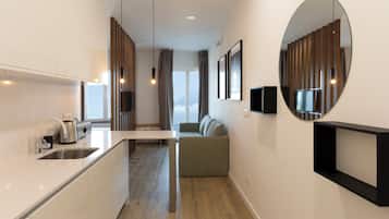 Apartamento Comfort | Cozinha privada | Um frigorífico, um micro-ondas, um forno, uma placa de cozinha