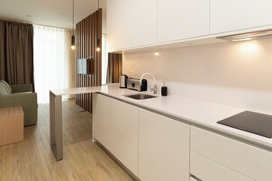 Apartamento Comfort | Cozinha privada | Um frigorífico, um micro-ondas, um forno, uma placa de cozinha 