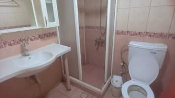 Quarto Twin Económico, 1 quarto | Casa de banho | Chinelos, toalhas fornecidas, sabão, champô