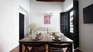 1 Bedroom Apartment with Sofa Bed | Roupa de alta qualidade, cofre com capacidade para portátil
