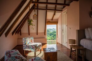 Quarto casal standard | Cofres nos quartos, individualmente decorados