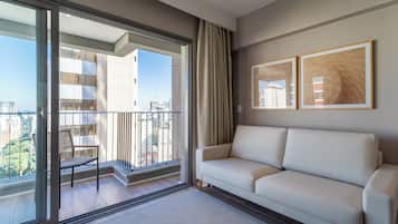 Apartamento empresarial | Área de estar | Smart TV 32 polegadas com canais digitais
