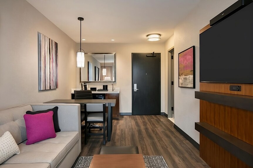 Indulge In Home Like Comfort! 2 Relaxing Units, Indoor Pool, Free Breakfast! - Edison