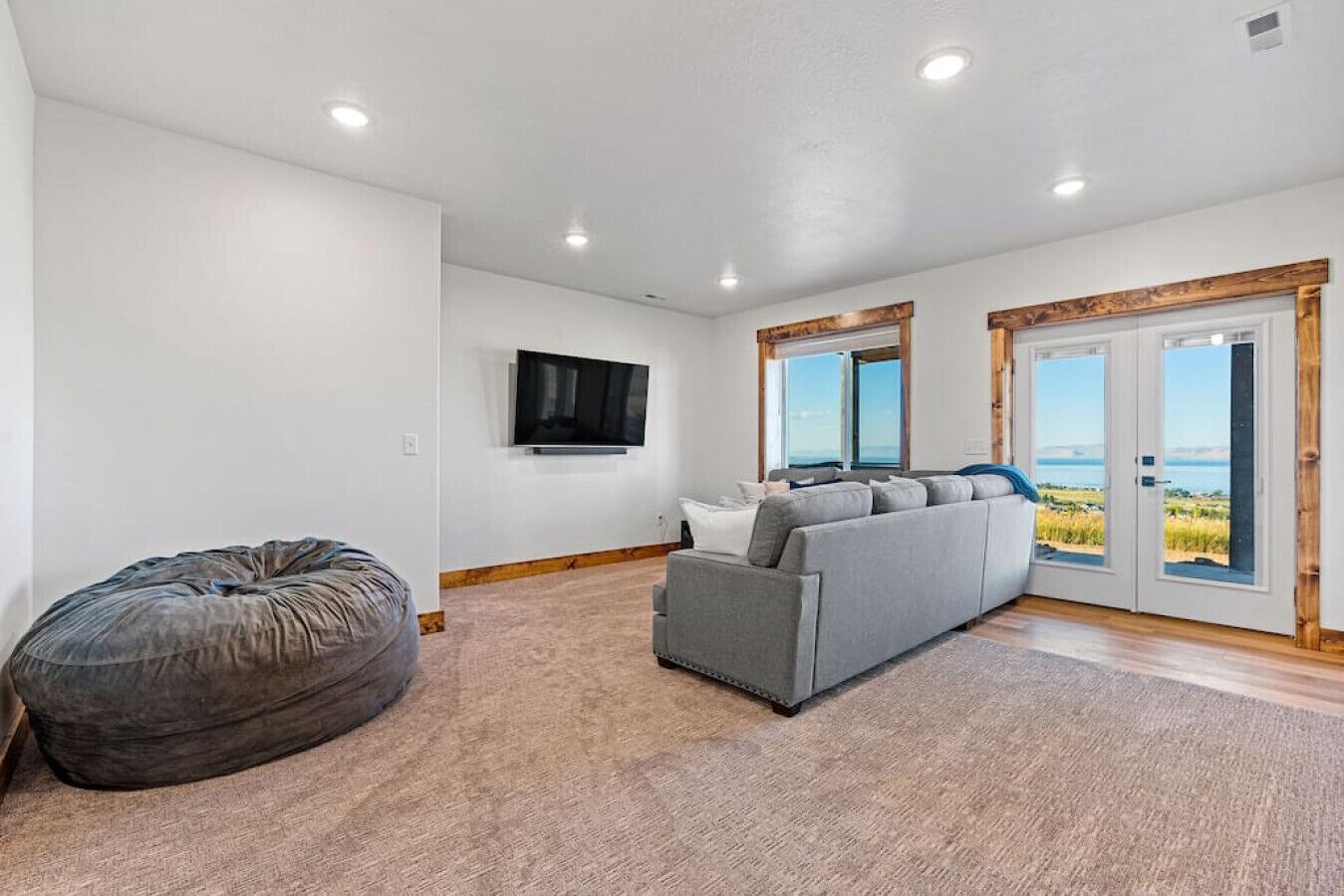 The Barefoot Beaver Lodge | Hot Tub, Ideal Beach, Golf, Arcade, Lake Views! - 가든