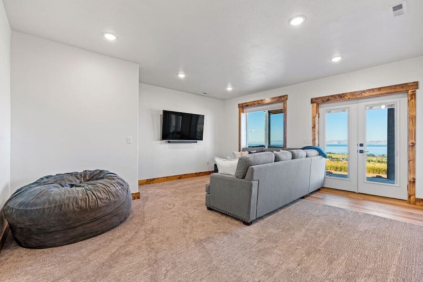 The Barefoot Beaver Lodge | Hot Tub, Ideal Beach, Golf, Arcade, Lake Views! - 가든