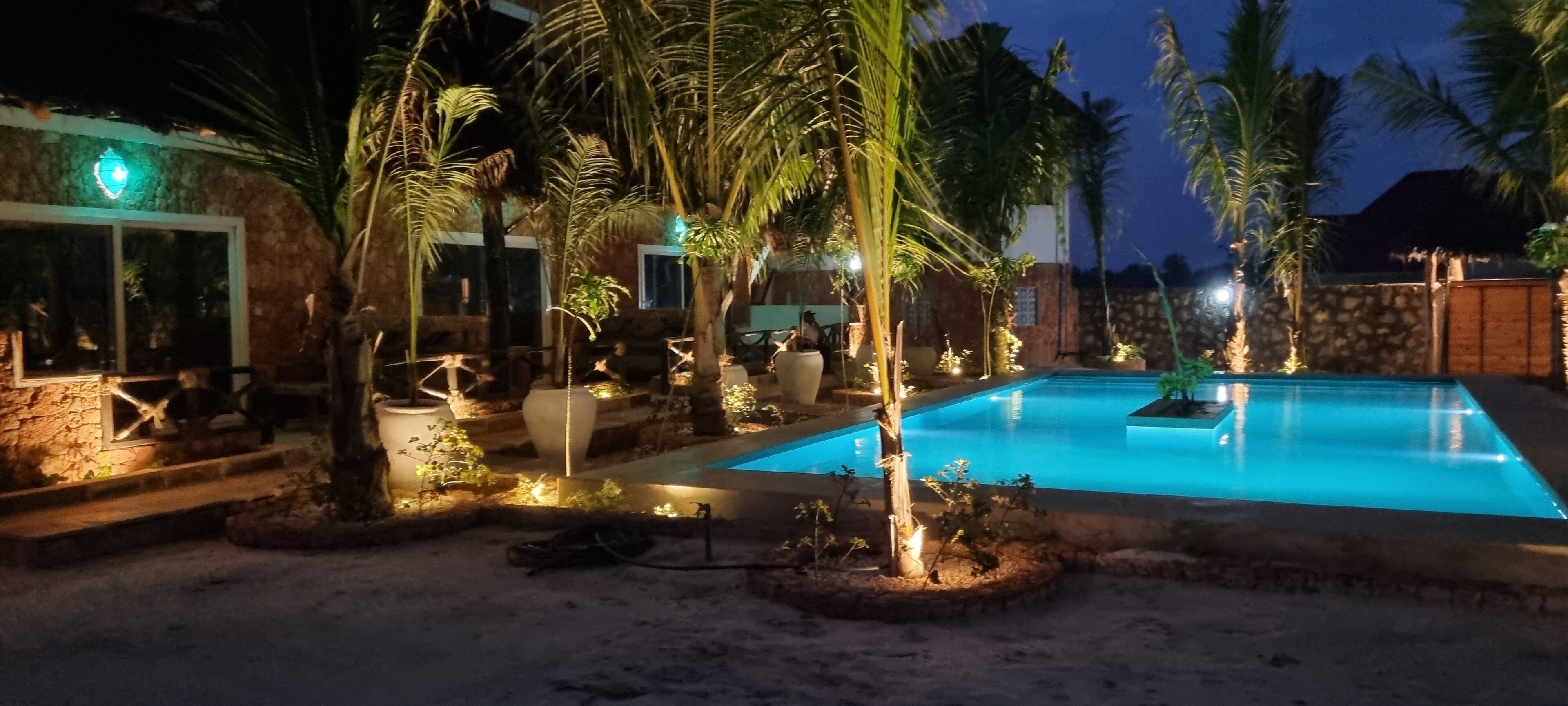 3 piscinas externas, guarda-sóis, espreguiçadeiras