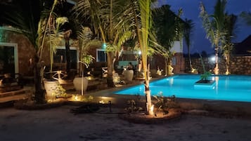 3 piscinas externas, guarda-sóis, espreguiçadeiras