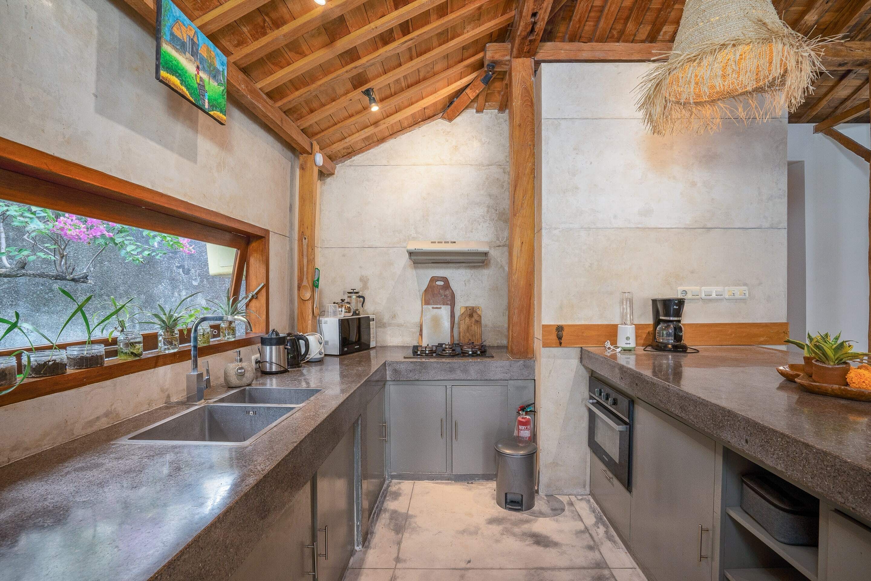 Uma cozinha moderna com bancadas de granito, eletrodomésticos de aço inoxidável e forno embutido.