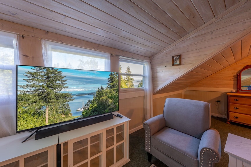 Pet/family Friendly Getaway W/ Rainier And Marina Views Spacious Outdoor Space - Joemma Beach State Park, Longbranch