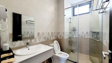 Quarto Familiar | Casa de banho | Um polibã, um chuveiro fixo, produtos de higiene exclusivos