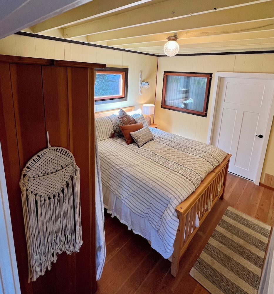 Salish Sunset Cabin/oceanfront In Private Forest - North Pender Island
