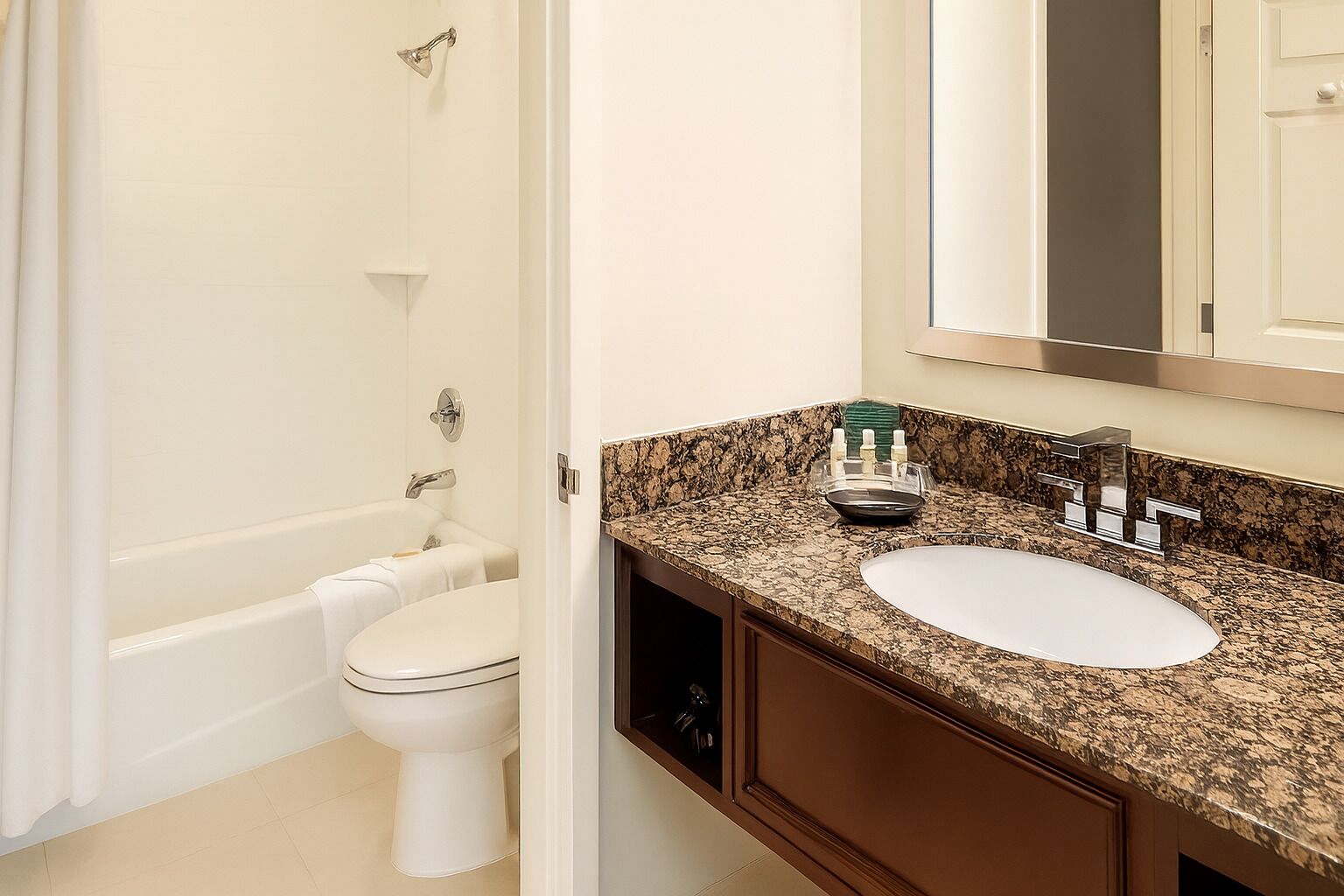 Comfortable Stay, Convenient Location! With Complimentary Airport Shuttle! - Arlington Heights, IL