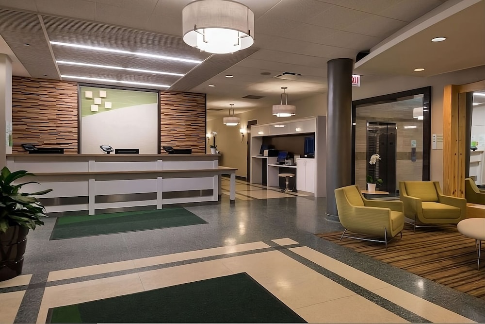 Make Your Trip More Enjoyable! Pet-friendly Property, W/ Airport Shuttle Service - Elmhurst, IL