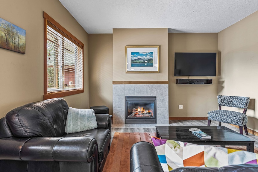 Spacious Top Floor King Bed With Pool & Hot Tubs - Alberta