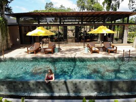Piscina exterior, guarda-sóis, espreguiçadeiras