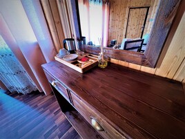 Quarto duplo superluxo, 2 camas de solteiro, para não fumantes, vista para o deserto | Opções para refeição no quarto