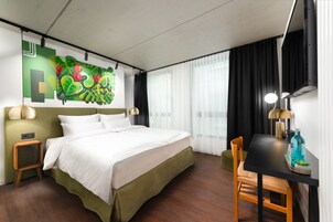 Quarto Duplo | Roupa hipoalergénica, cofre no quarto, com decoração personalizada 