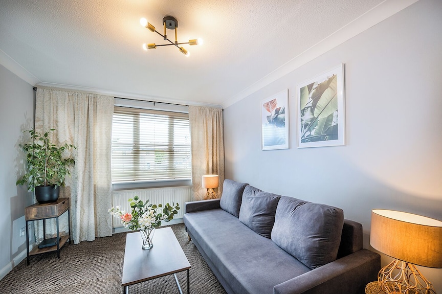 The Stylish Apartment Is Next To The Train Station Train Station Serenity - London Heathrow Airport (LHR)