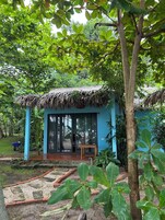 Bangalô conforto | 1 quarto, camas com colchões pillow-top, frigobar, escrivaninha