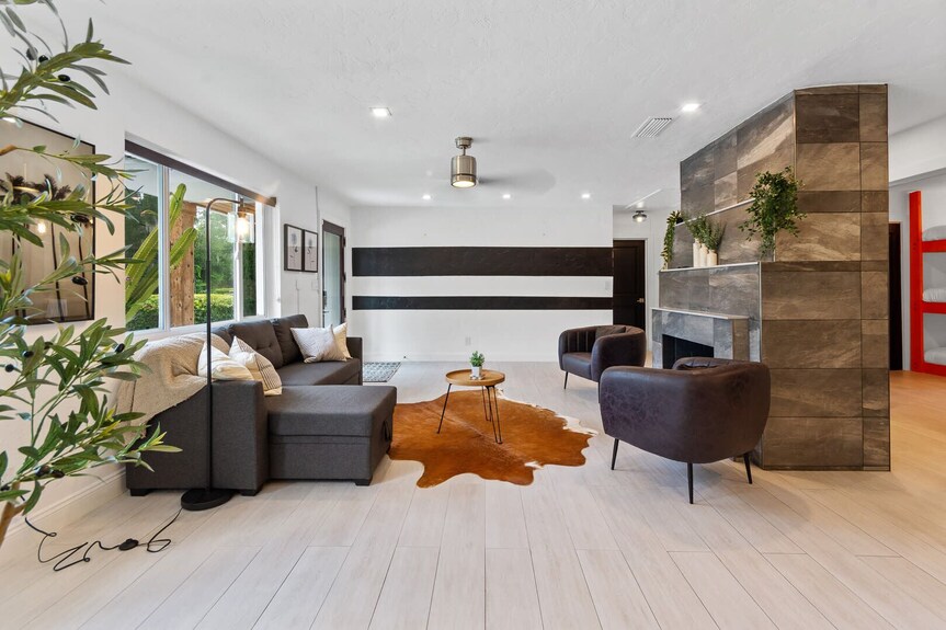 Chomp House - 0.8m To Stadium, Pool, Sleeps 16, Mini Golf, Huge Tv - Gainesville, FL