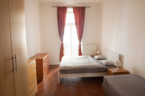 Spacious 2 Bedroom Apartment With Nice Terrace - Praga