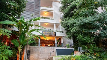 Fachada do alojamento (tarde/noite)