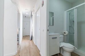 Quarto Duplo Económico, 1 cama de casal, não fumadores, casa de banho partilhada | Casa de banho | Um polibã, um secador de cabelo, sabão, papel higiénico 