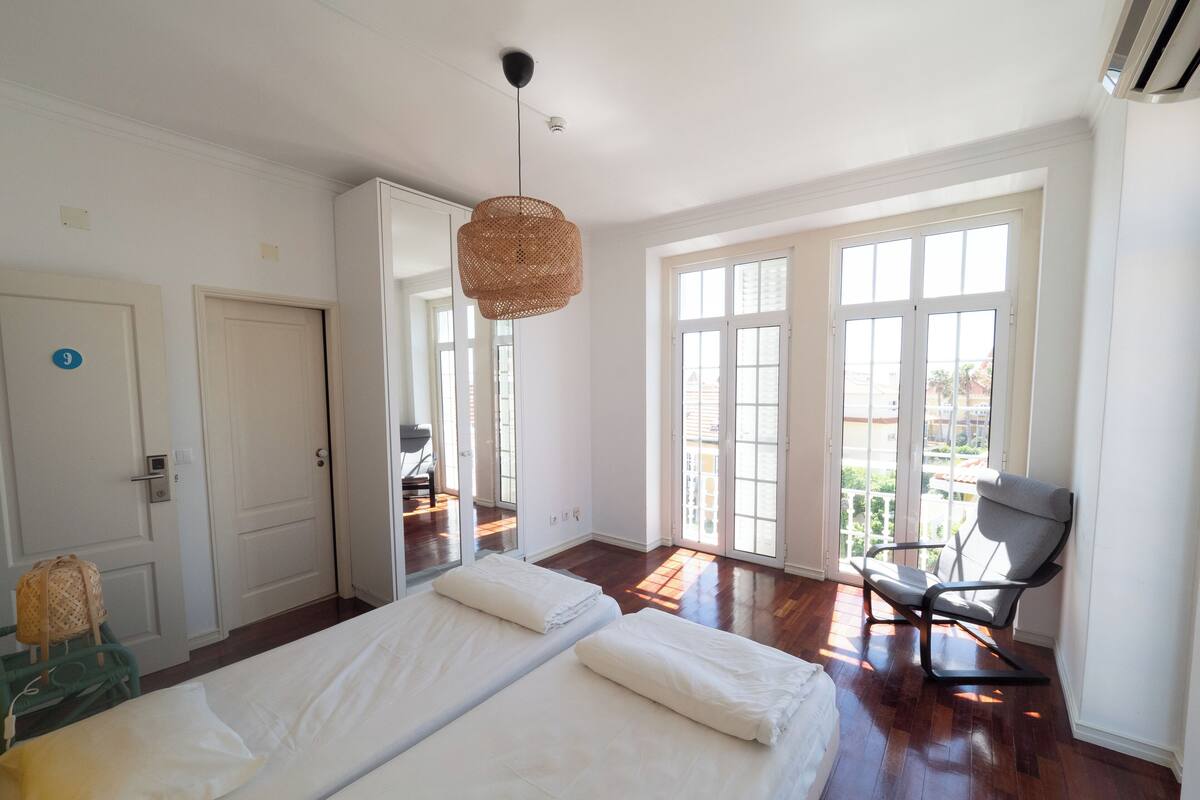 Quarto Duplo ou Twin Básico, 2 camas individuais, não fumadores, vista para o oceano | Wi-fi grátis, roupa de cama fornecida