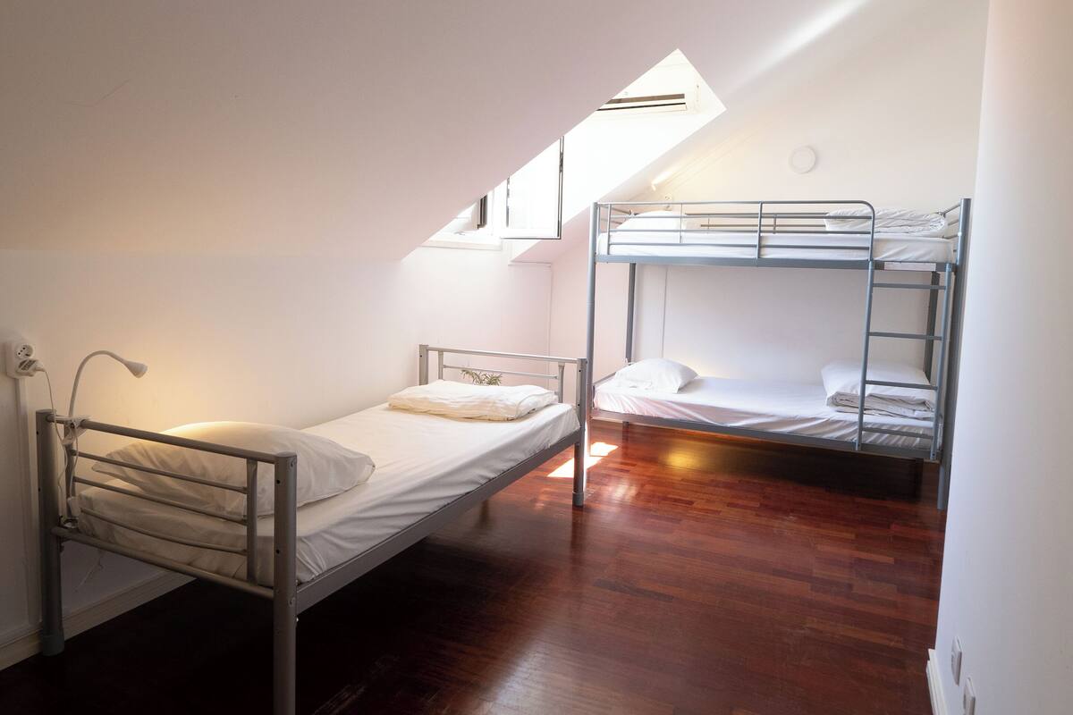 Dormitório Partilhado Básico, em dormitório misto, não fumadores, vista para o oceano | Wi-fi grátis, roupa de cama fornecida