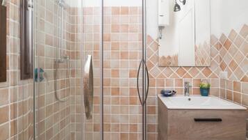 Apartamento Familiar, vários quartos (Appartamento Mirto In The City Center) | Casa de banho | Um polibã, um bidé, toalhas fornecidas, sabão