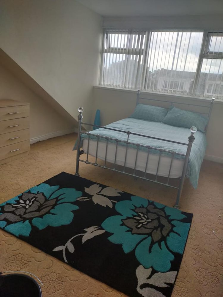 Paradise Apartment- Female Only - Bradford