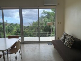 Escrivaninha, espaço de trabalho para notebook, Wi-Fi de cortesia