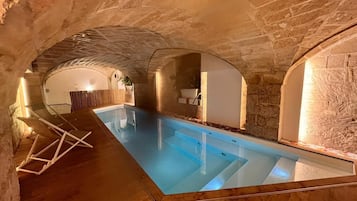 Piscina interior, da(s) 10:00 à(s) 20:00, espreguiçadeiras