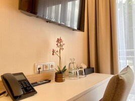 Cofre no quarto, com decoração personalizada, secretária 