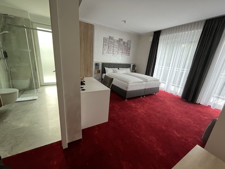 Quarto superior | Cofres nos quartos, individualmente decorados, escrivaninha. Hotel Am Waldkasino