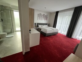 Quarto Superior | Cofre no quarto, com decoração personalizada, secretária 