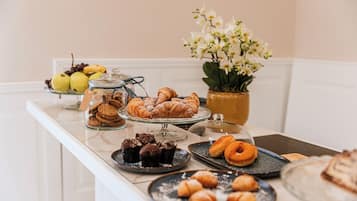 Café da manhã com buffet grátis todos os dias