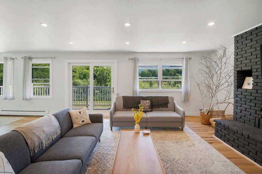 Modern Condo Filled With Natural Sunlight - 스토