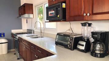 Vila | Cozinha privada | Geladeira grande, micro-ondas, fogão, lava-louças