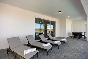 Piscina exterior, uma piscina aquecida, guarda-sóis, espreguiçadeiras 