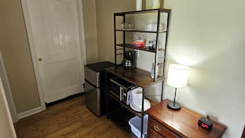 Apartamento | Cozinha privada | Um frigorífico/congelador grande, um micro-ondas, uma cafeteira/bule