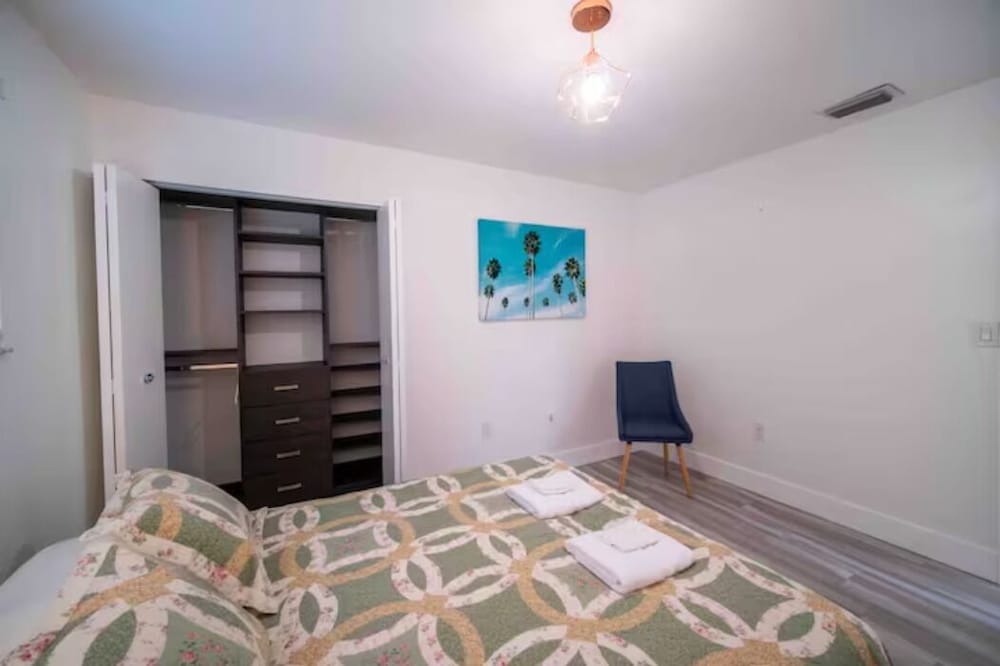 Beautiful Miami Family Lake House Or In Tranquil Community 3 Beds/2bath 6 Guests - Cutler Bay, FL