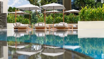 Piscina externa, funciona das 6h às 22h, barracas de cortesia