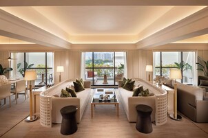 Suite, 1 cama king-size (Conrad) | Sala de estar | Televisor de ecrã plano de 55 polegadas com canais por cabo 