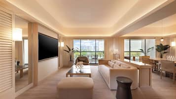 Suíte premium, 1 cama King | Área de estar | TV de tela plana 55 polegadas com canais a cabo