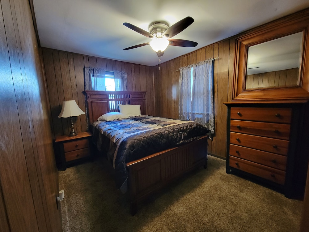 3-bedroom, Fully-furnished Home In The Country W/enclosed Backyard - Lowell, IN