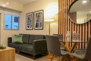 Apartamento, 2 quartos (304) | Área de estar | TV de tela plana 40 polegadas com canais a cabo, pisos aquecidos